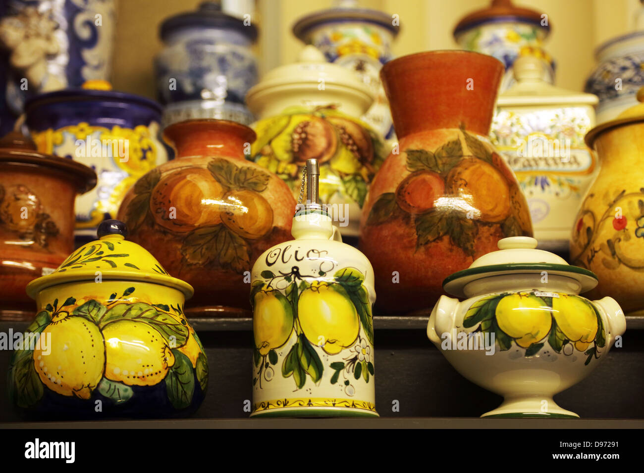 Italian pottery hi-res stock photography and images - Alamy