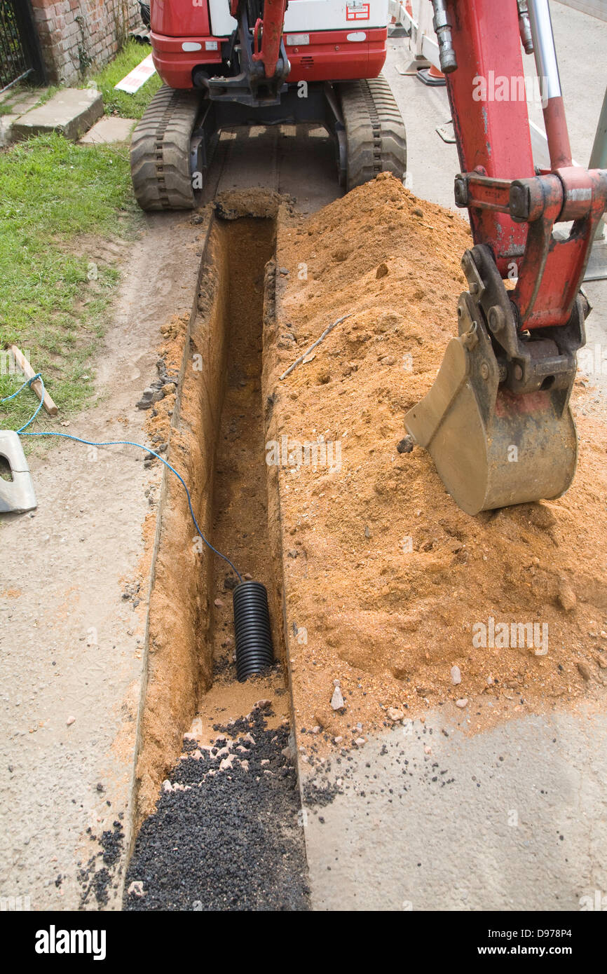 Digging a trench hi-res stock photography and images - Alamy
