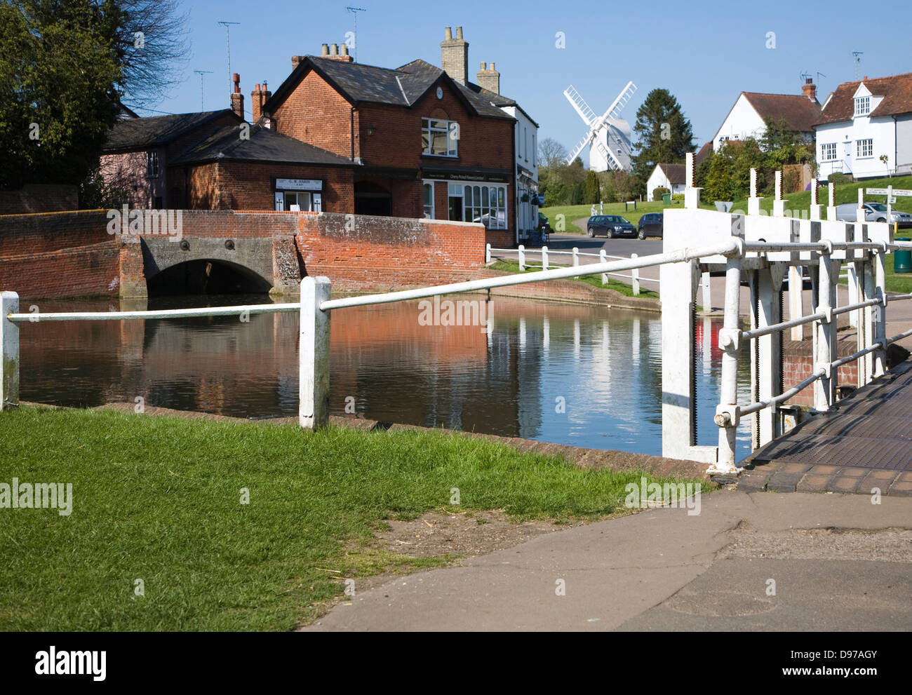 Pond and historic buildings in the attractive tourist honeypot village ...