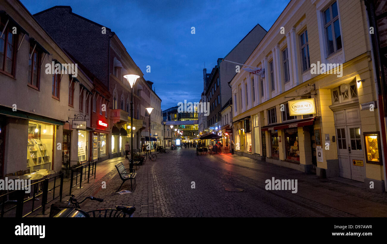 Night scene of Skomakaregatan (shoemakers street) in central Old Town ...