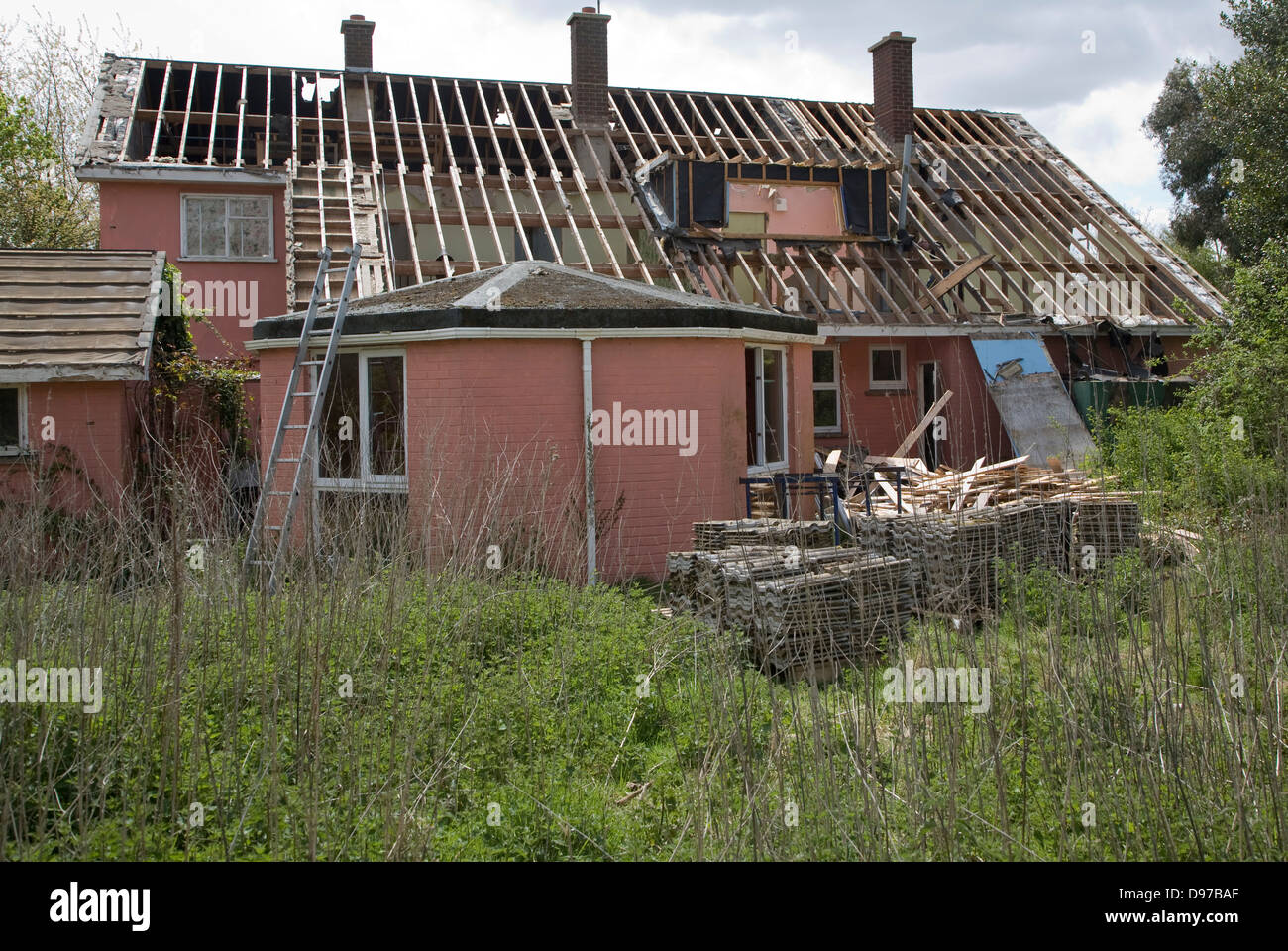 House being demolished hi-res stock photography and images - Alamy