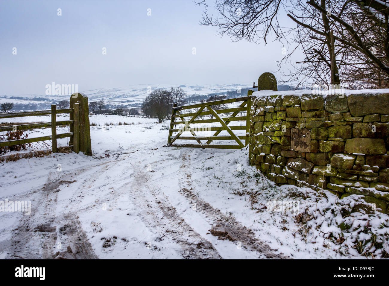 Open farm gate hi-res stock photography and images - Alamy