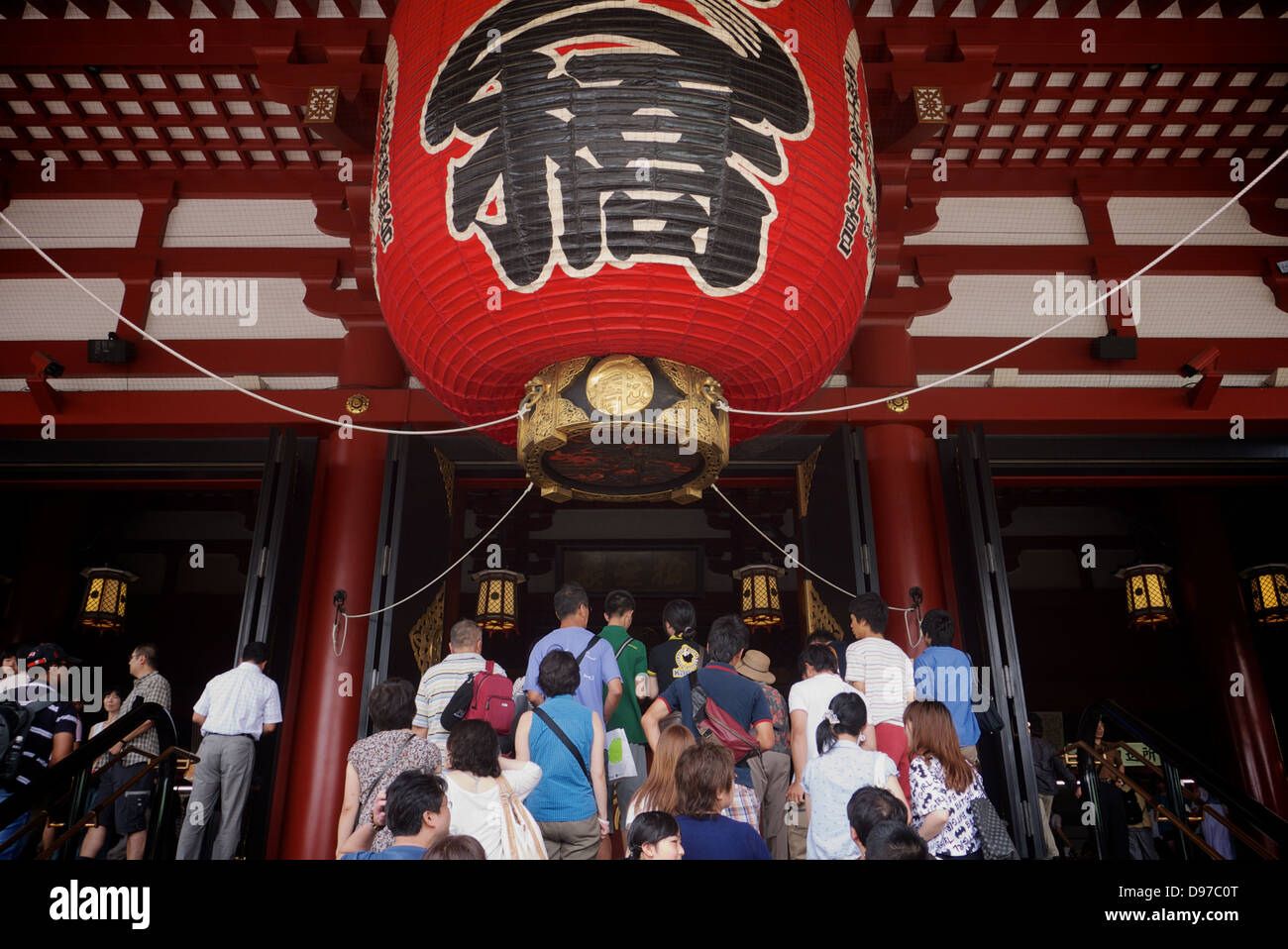 Visitors queueing up to offer their prayers at the Main Hall of Senso ...