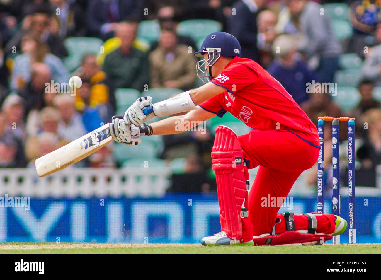 Joe root batting cricket bat hi-res stock photography and images - Alamy