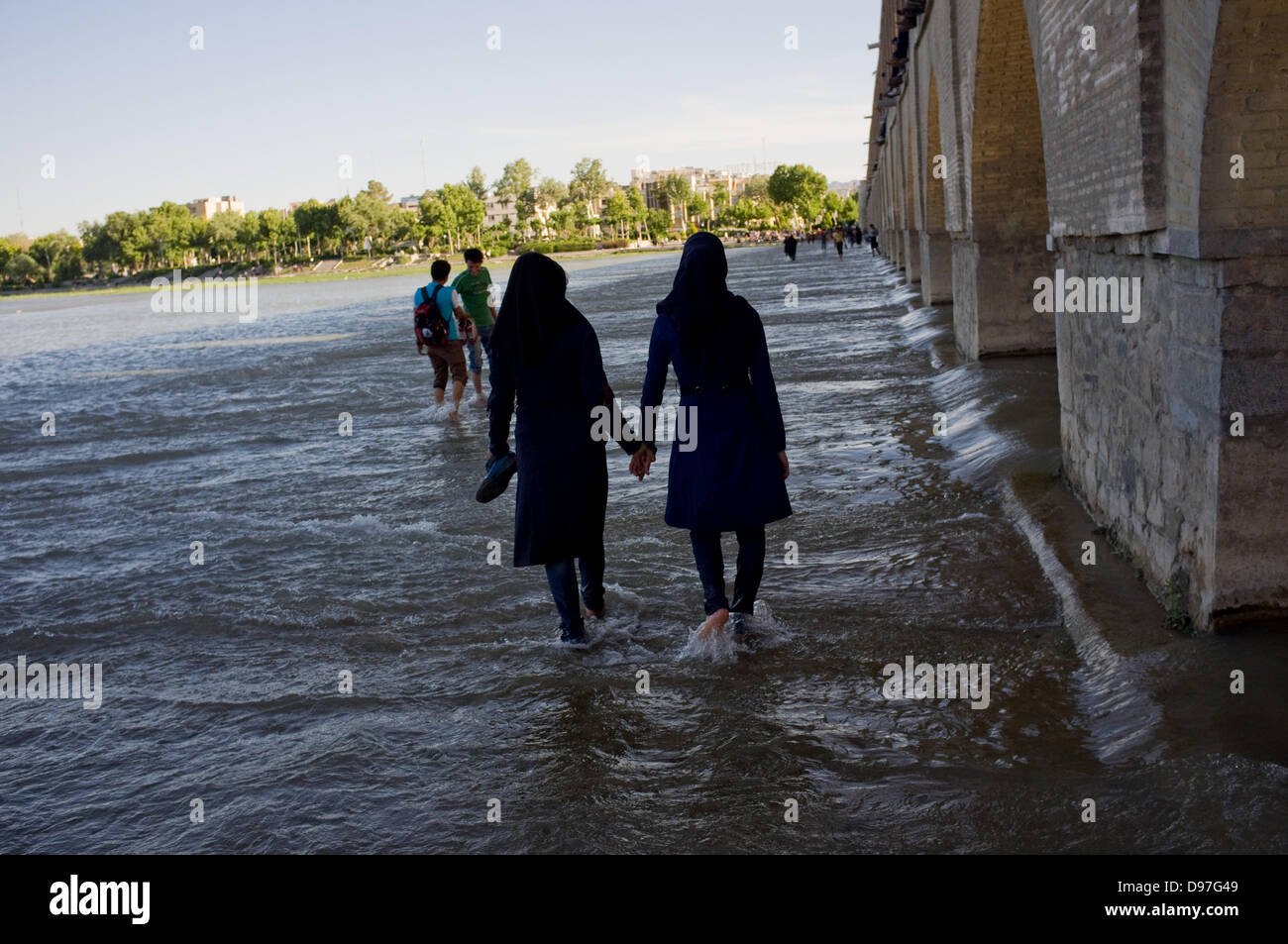 24/05/2013 - Isfahan. People cool to water passing under the Siosepol ...