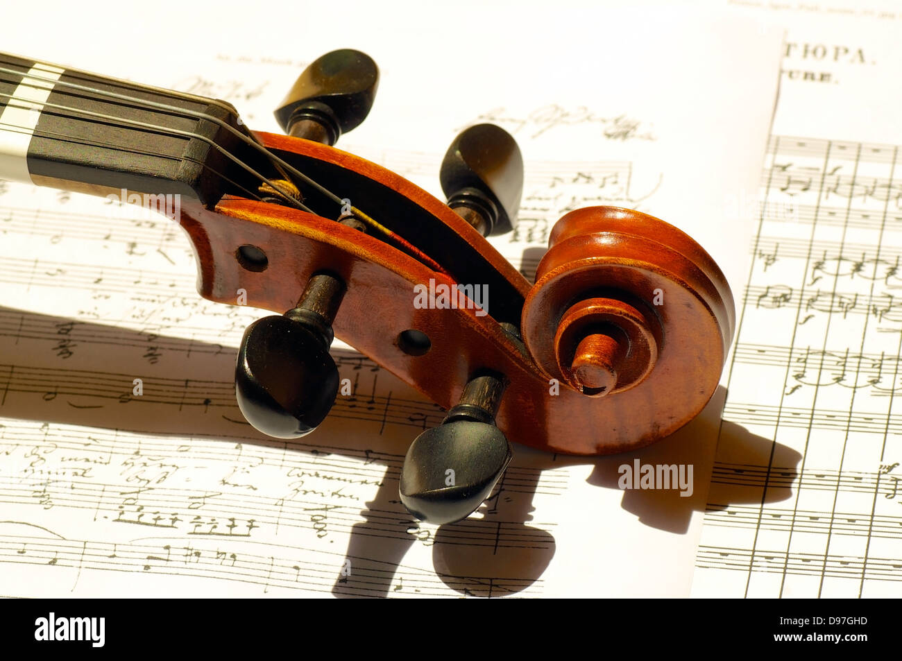 Violin scroll hi-res stock photography and images - Alamy