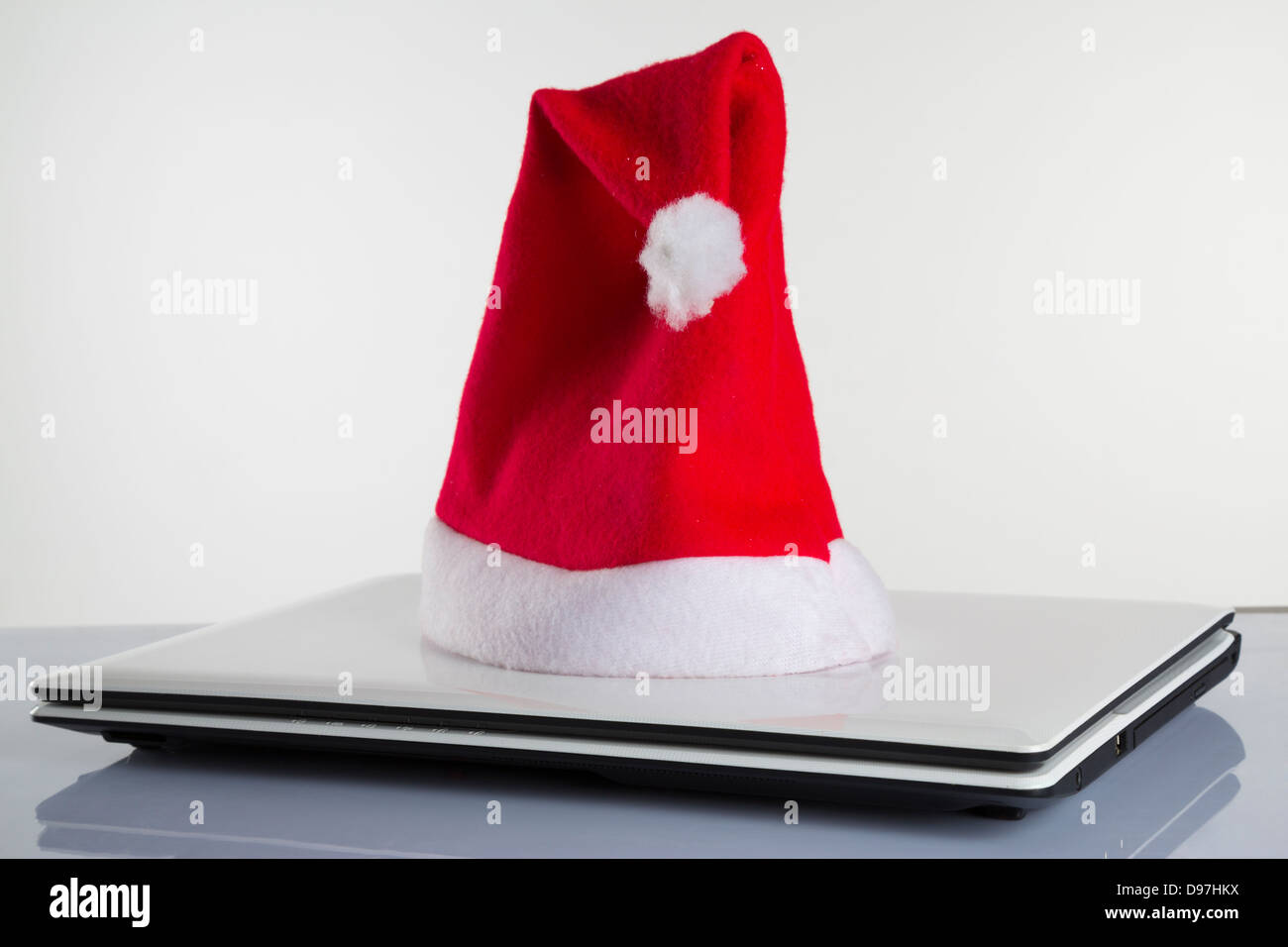 Computer on a desk cut out hi-res stock photography and images - Alamy