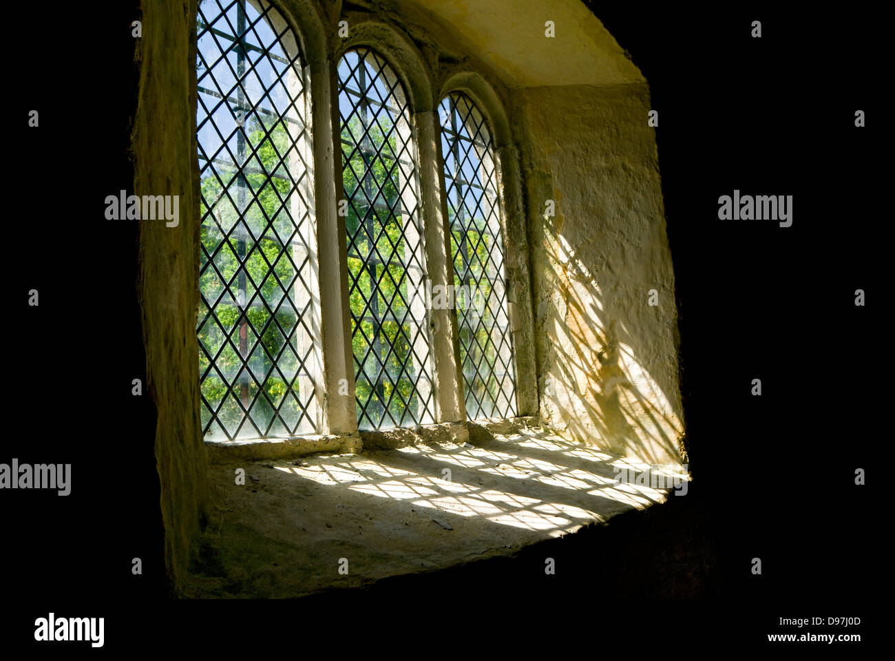 Light shining through church window hi-res stock photography and images ...