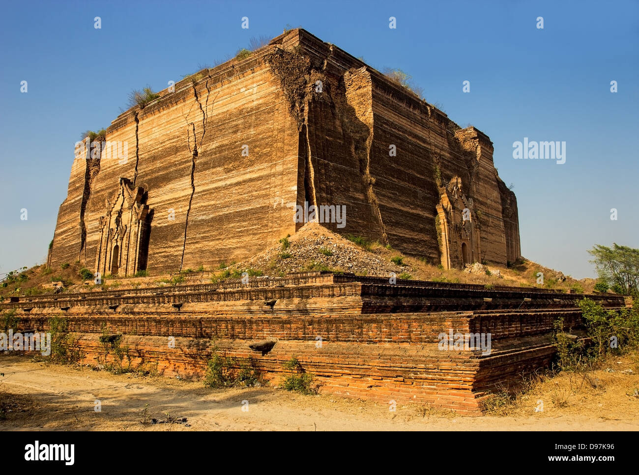Mingun sightseeing hi-res stock photography and images - Alamy