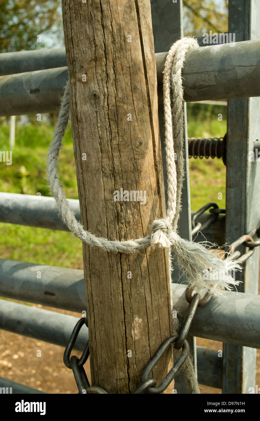 Chain and rope securing a gate Stock Photo - Alamy