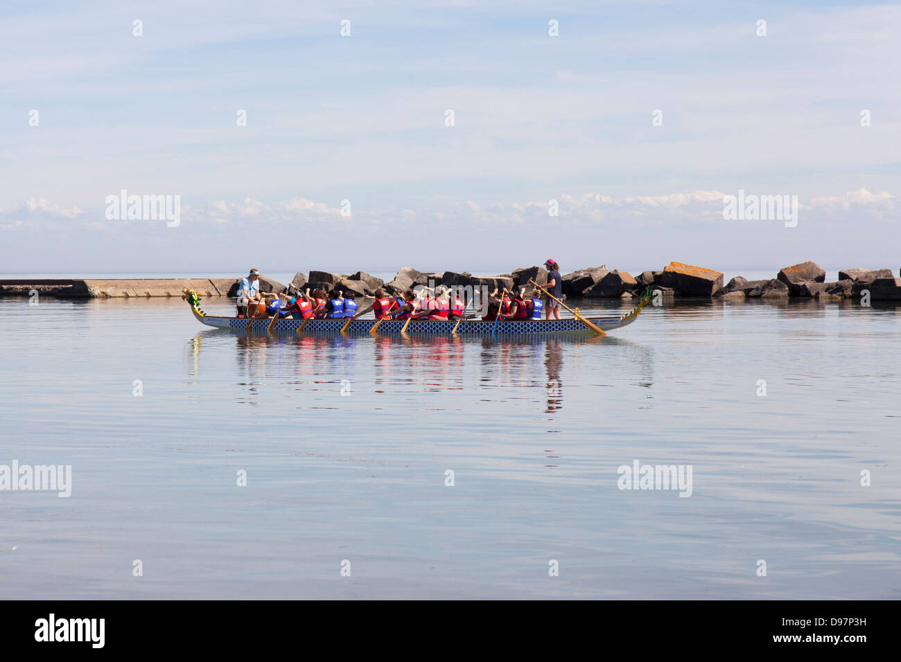 dragon boat racing practice Stock Photo - Alamy