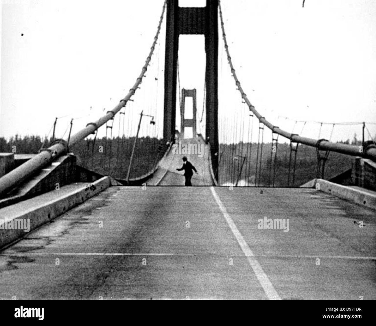 Tacoma narrows bridge collapse 1940 hi-res stock photography and images ...