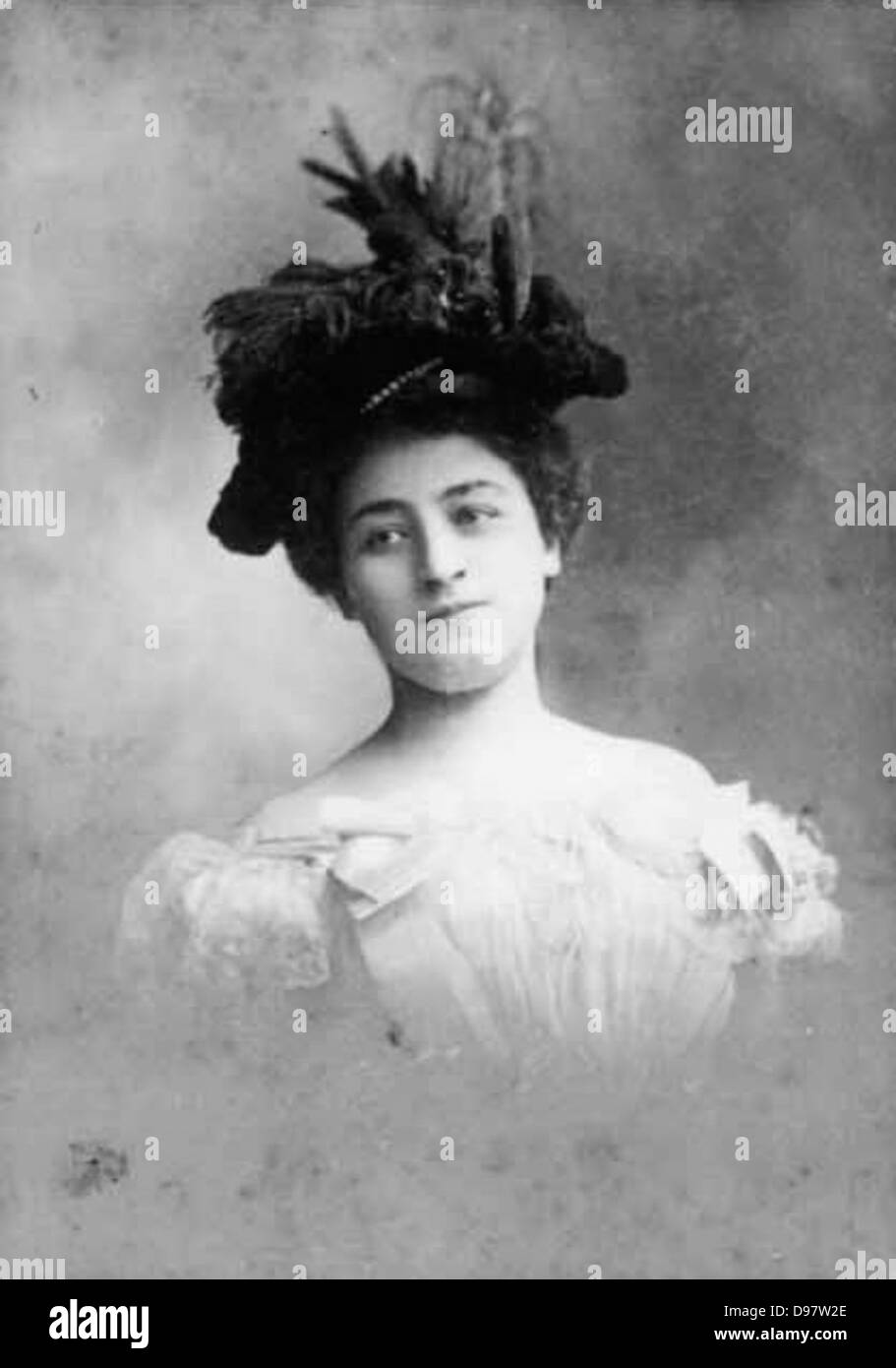 Portrait of jennie hi-res stock photography and images - Alamy