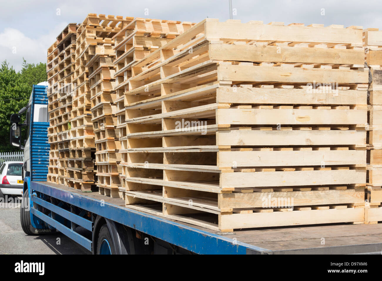 Lorry loaded pallets hi-res stock photography and images - Alamy