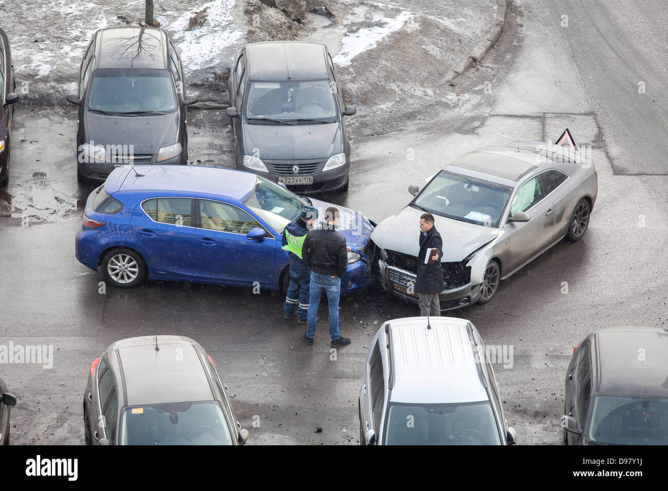 Drivers during car accident and police officers talking about ...