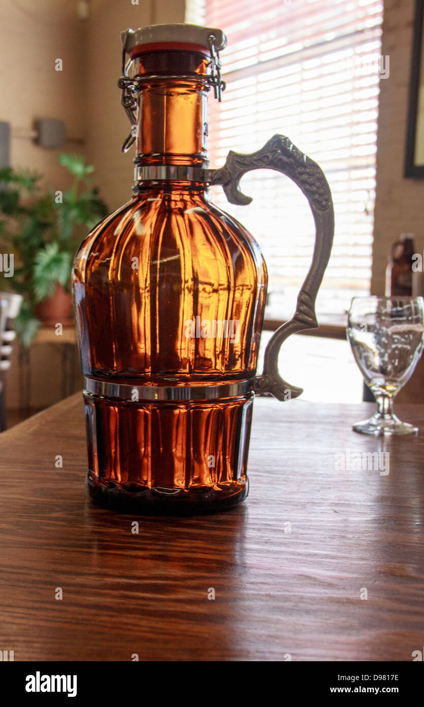 Growler hi-res stock photography and images - Alamy