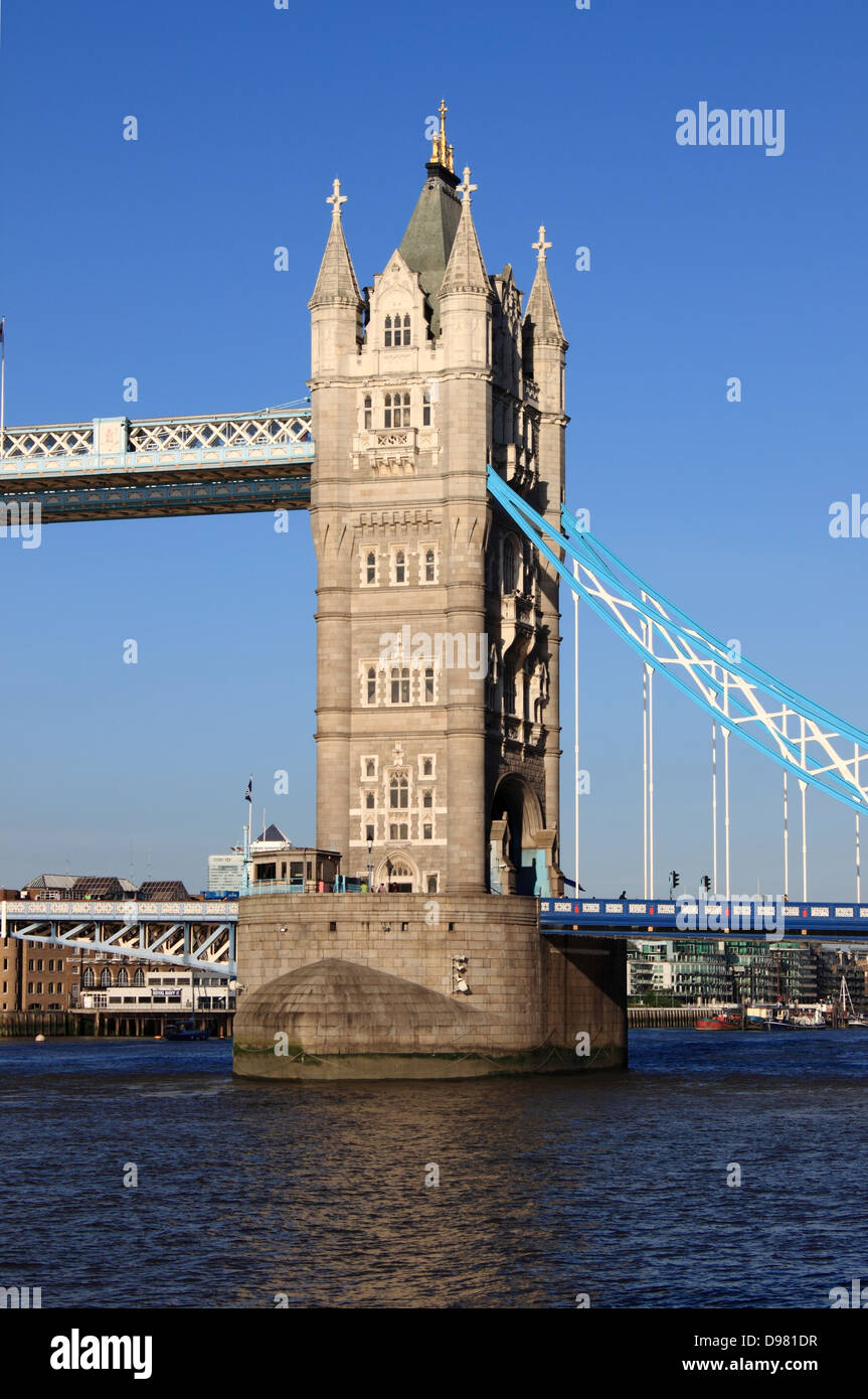 Two bridge towers hi-res stock photography and images - Alamy