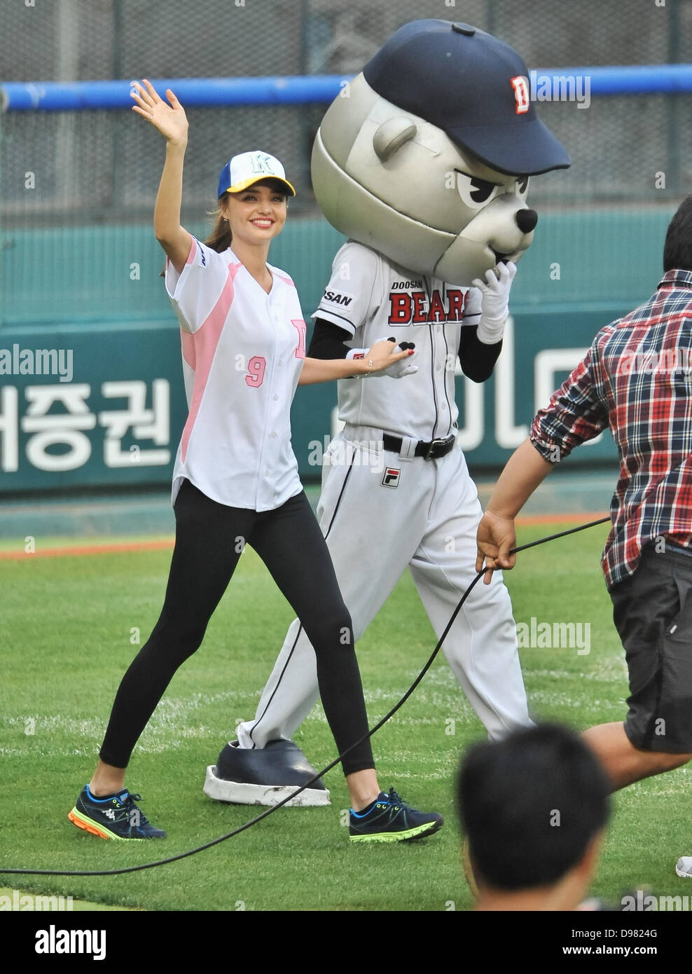 Seoul, South Korea. June 13, 2013. Model Miranda Kerr waves to fans ...