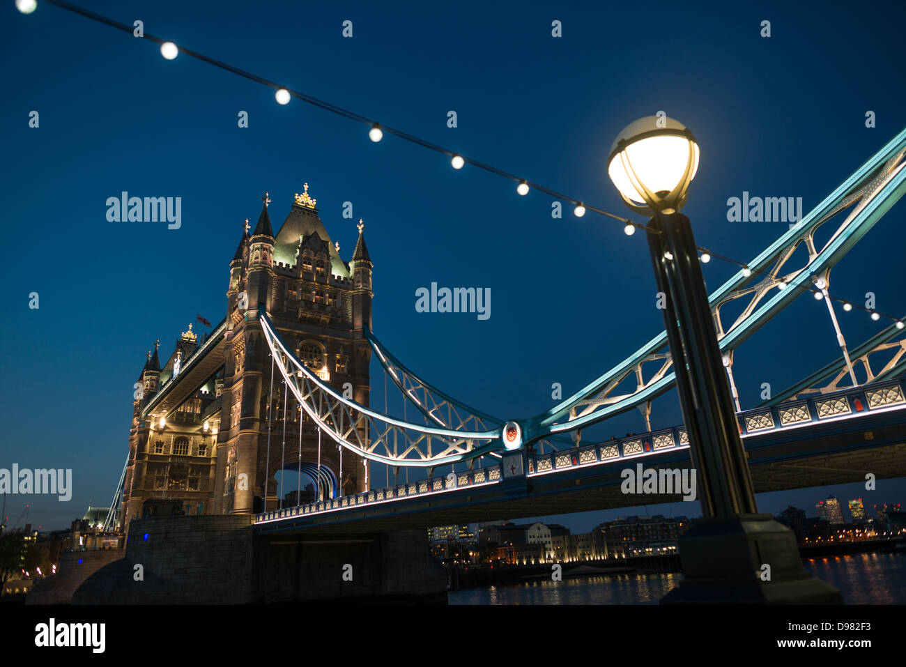Lights on the river thames hi-res stock photography and images - Alamy