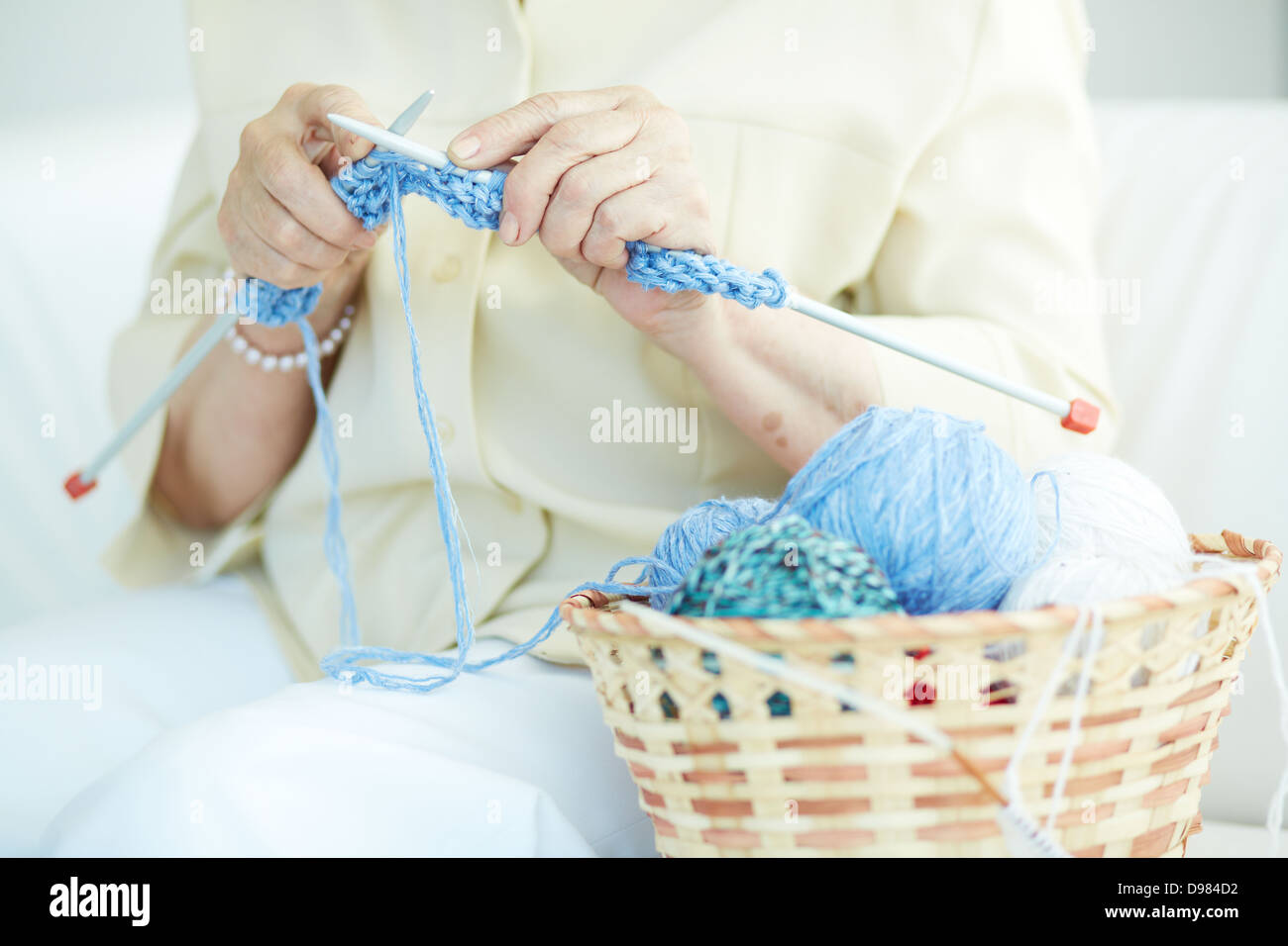 Hands of elderly woman knitting woolen clothes Stock Photo - Alamy