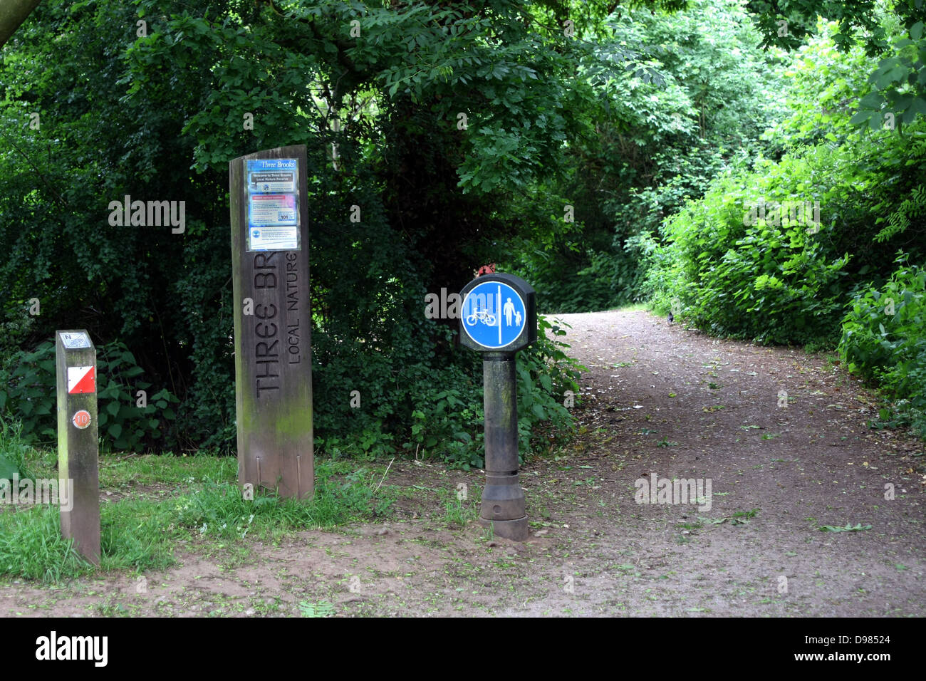 Shared path sign signs hi-res stock photography and images - Alamy