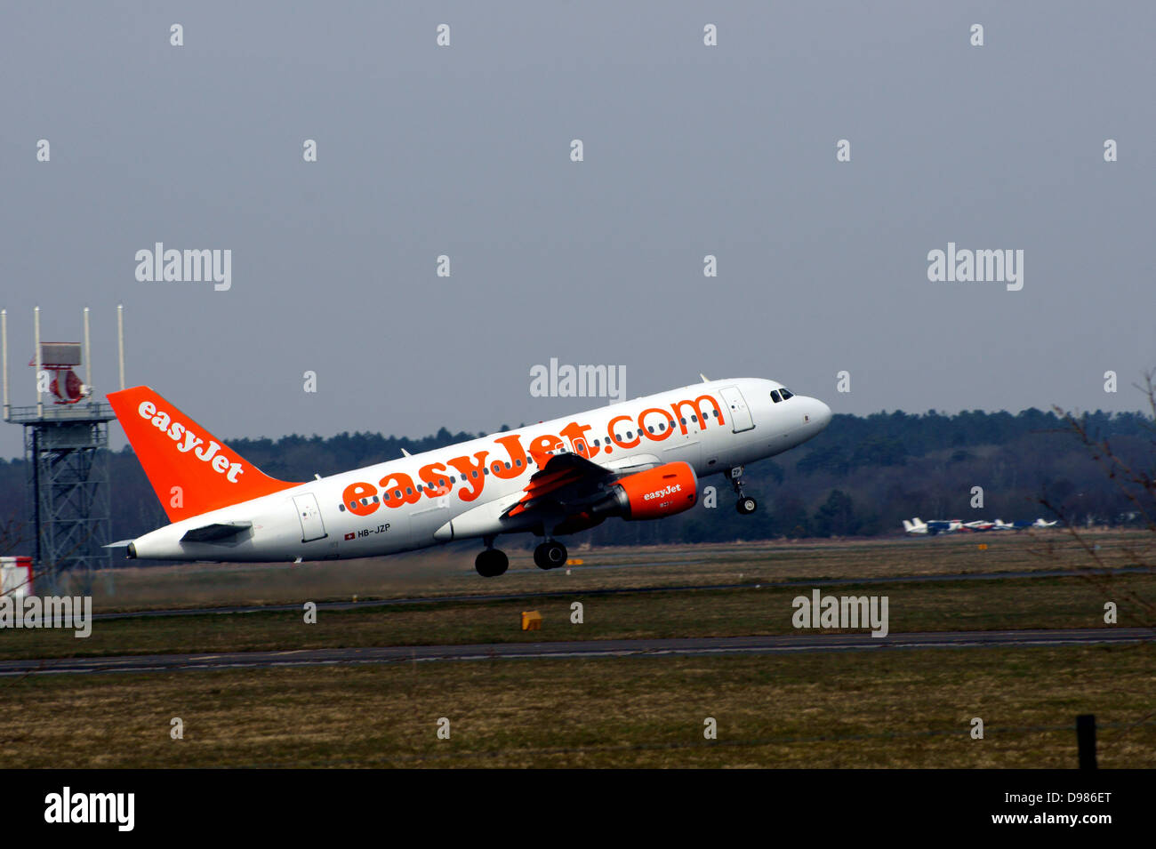 Easy jet check in hi-res stock photography and images - Alamy