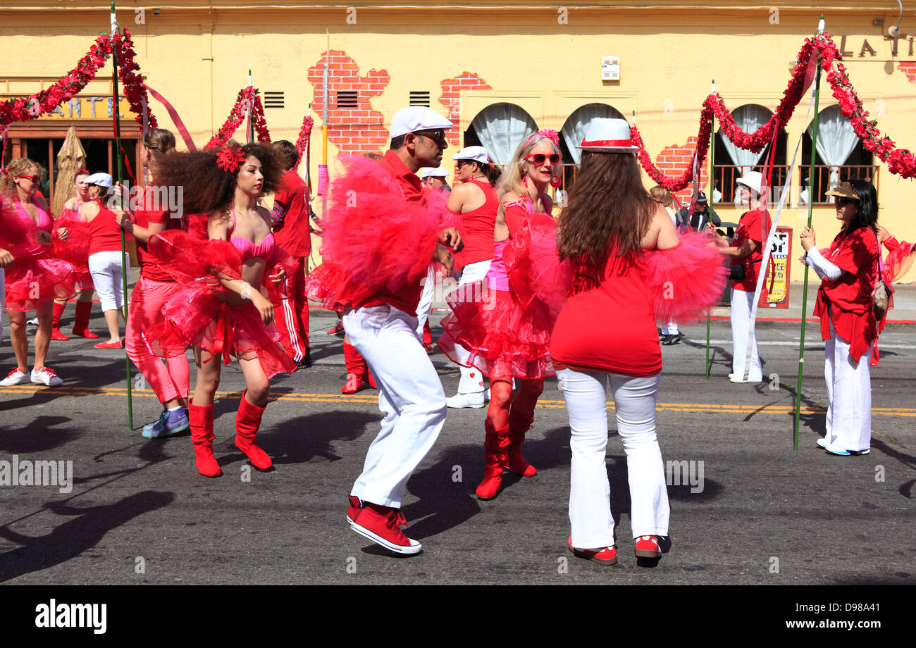 Cuban girls dancing hi-res stock photography and images - Alamy