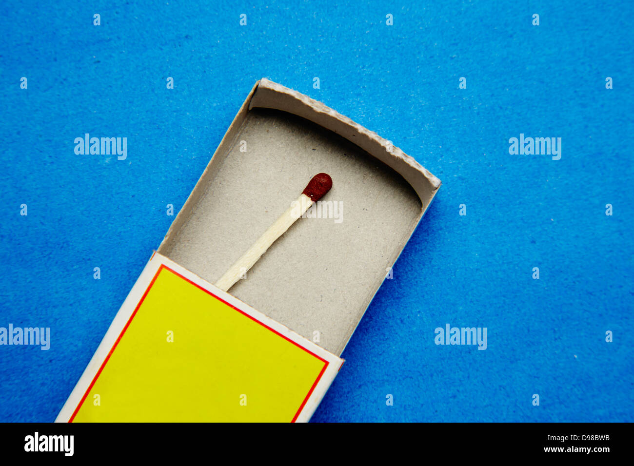 Top view of a single matchstick in matchbox Stock Photo - Alamy