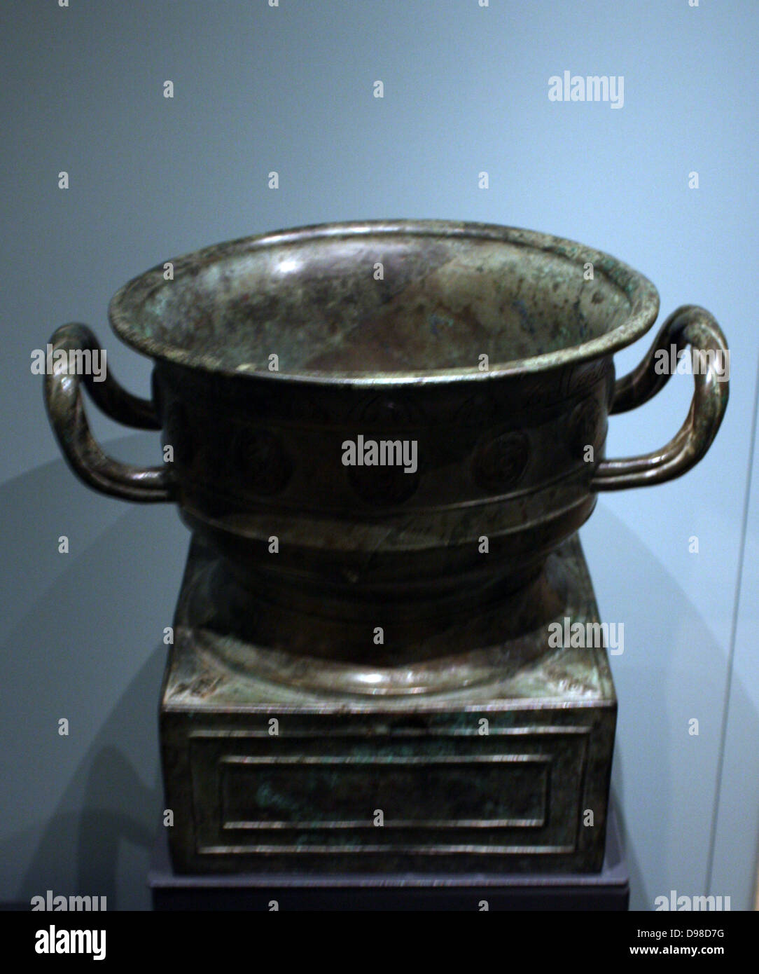Bronze ritual food vessel, gui with inscription, Western Zhou dynasty ...