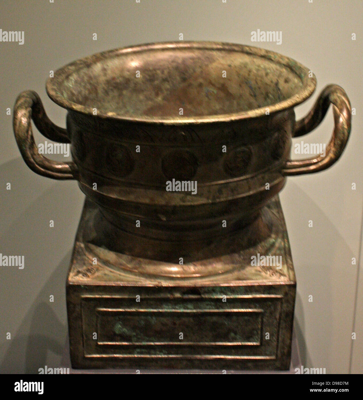 Bronze ritual food vessel, gui with inscription, Western Zhou dynasty ...