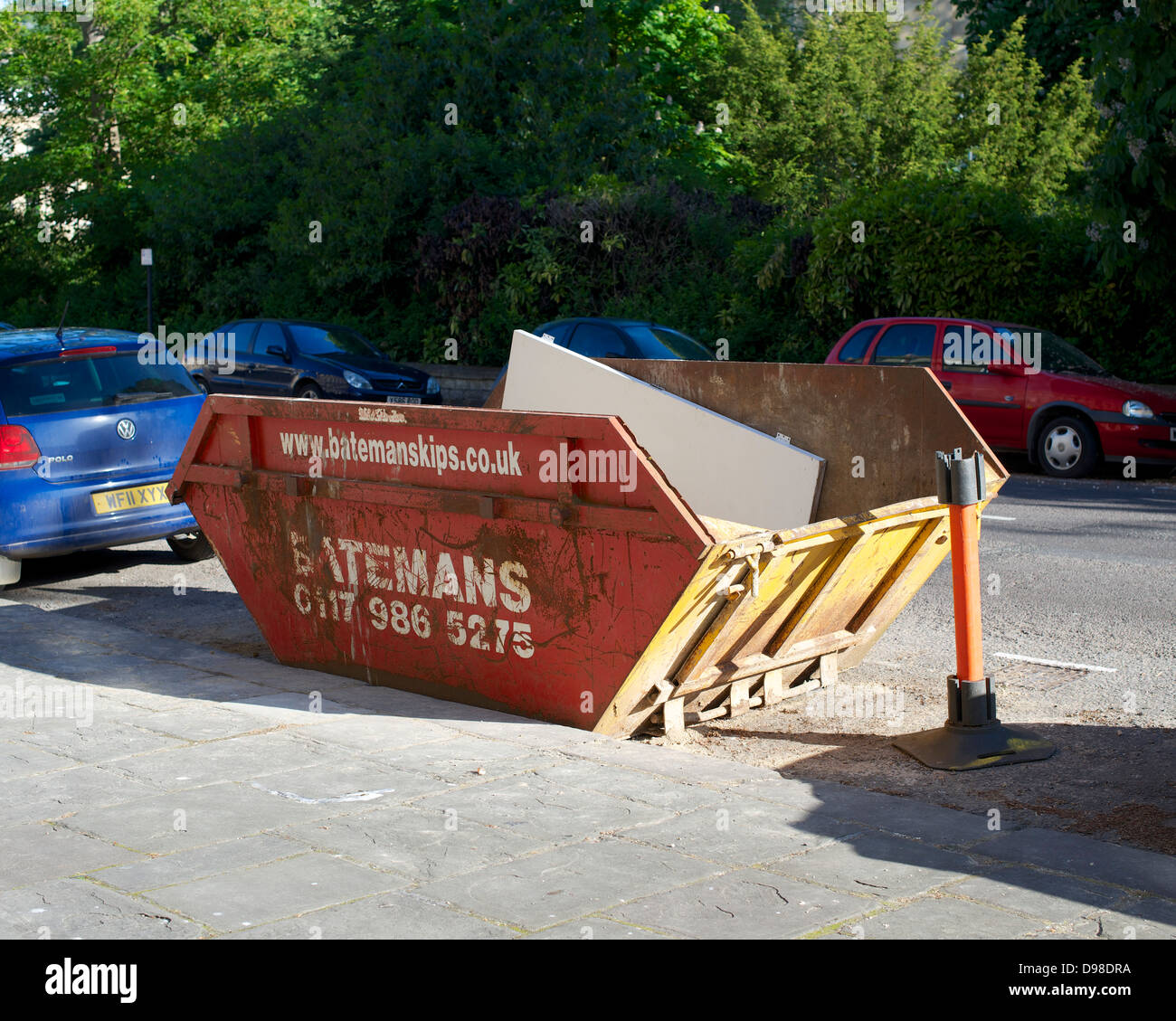 Building skip hi-res stock photography and images - Alamy