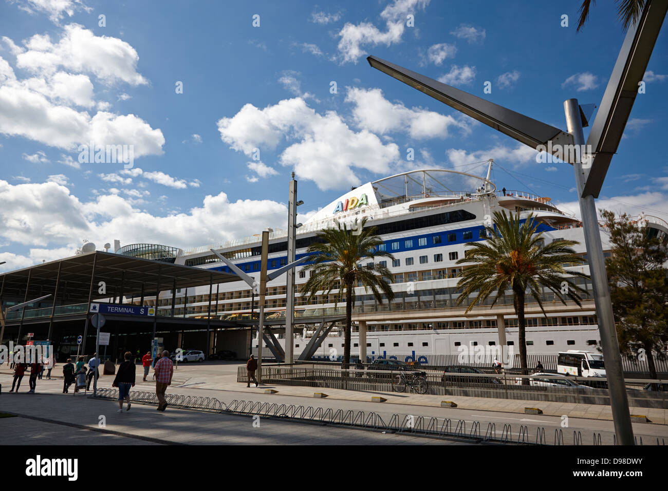 Barcelona Cruise Terminal High Resolution Stock Photography and Images ...
