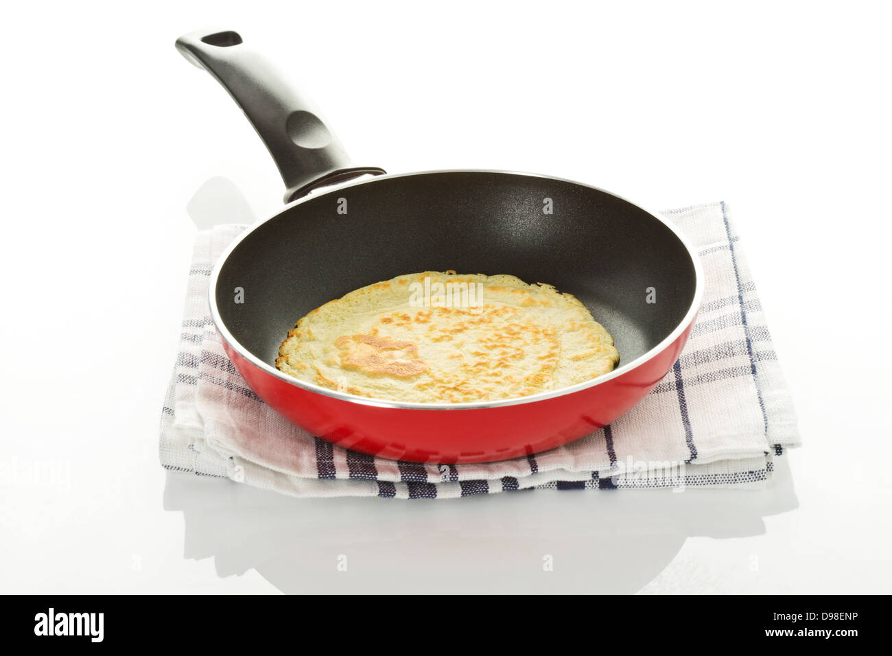Pancake in frying pan, close up Stock Photo - Alamy