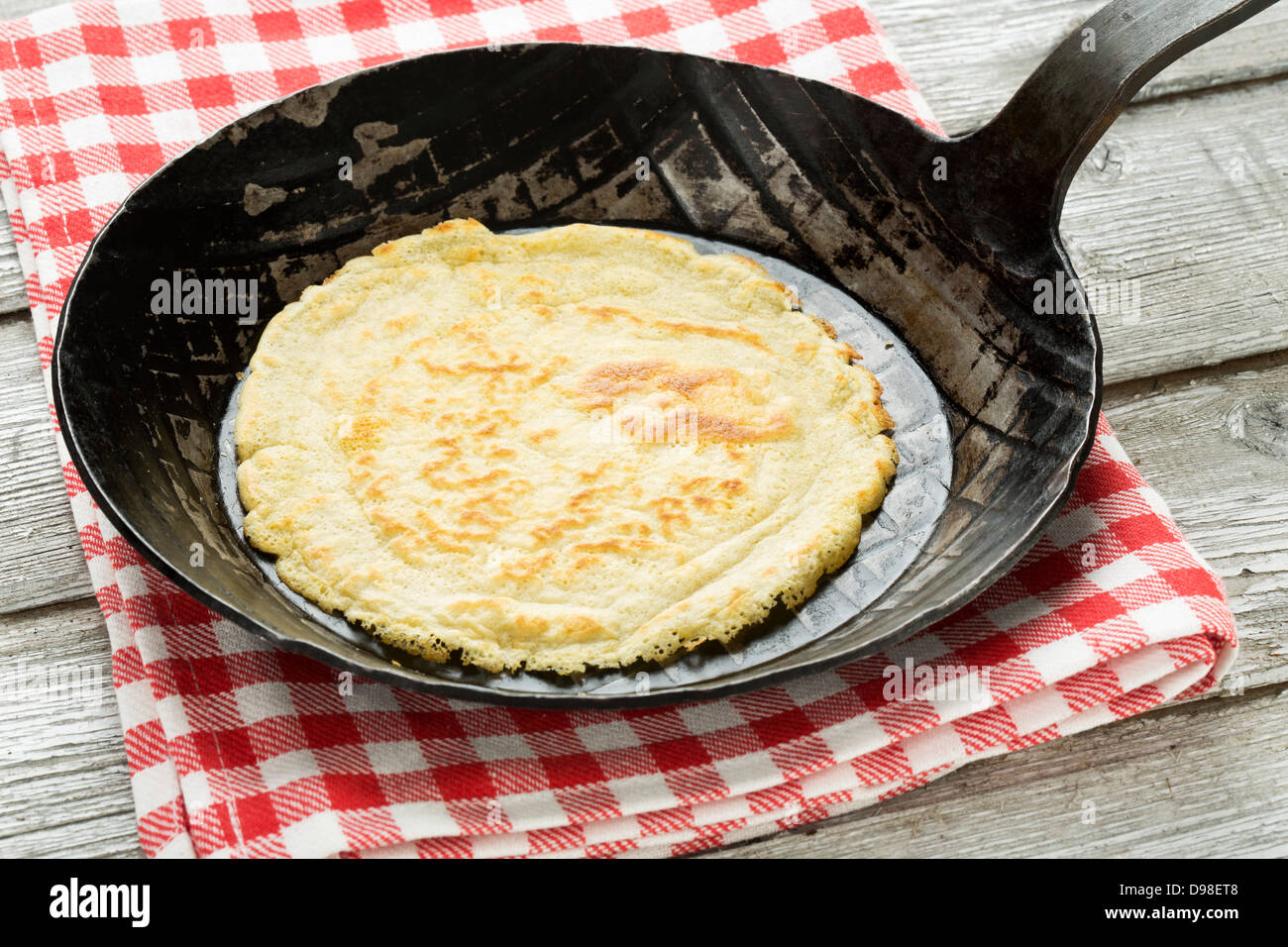 Pancake in frying pan, close up Stock Photo - Alamy