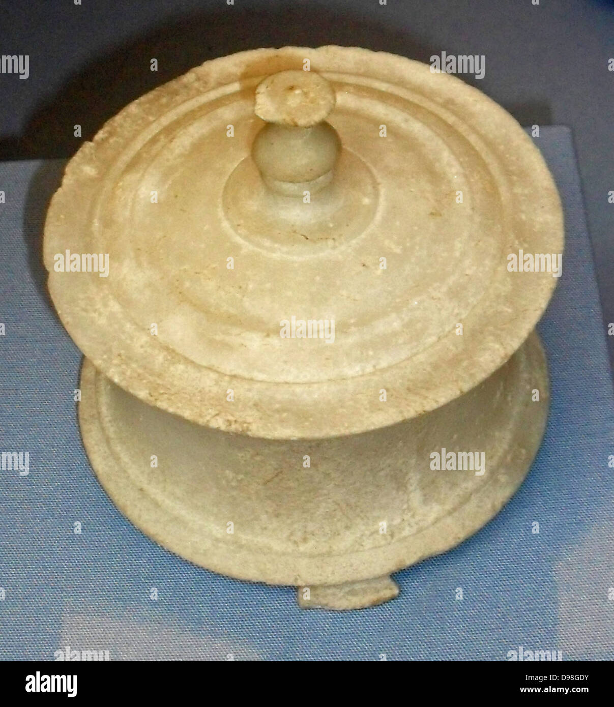 Ancient greek pyxis hi-res stock photography and images - Alamy