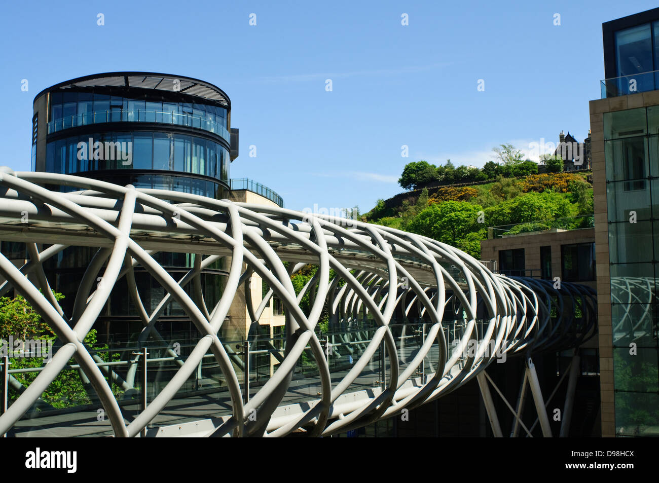 Office block building pedestrian hi-res stock photography and images ...