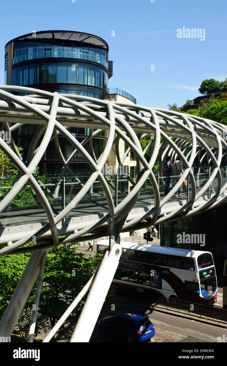 Office block building pedestrian hi-res stock photography and images ...