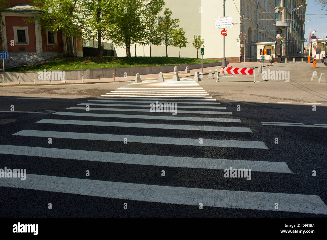 Empty road in the center of Moscow Stock Photo - Alamy