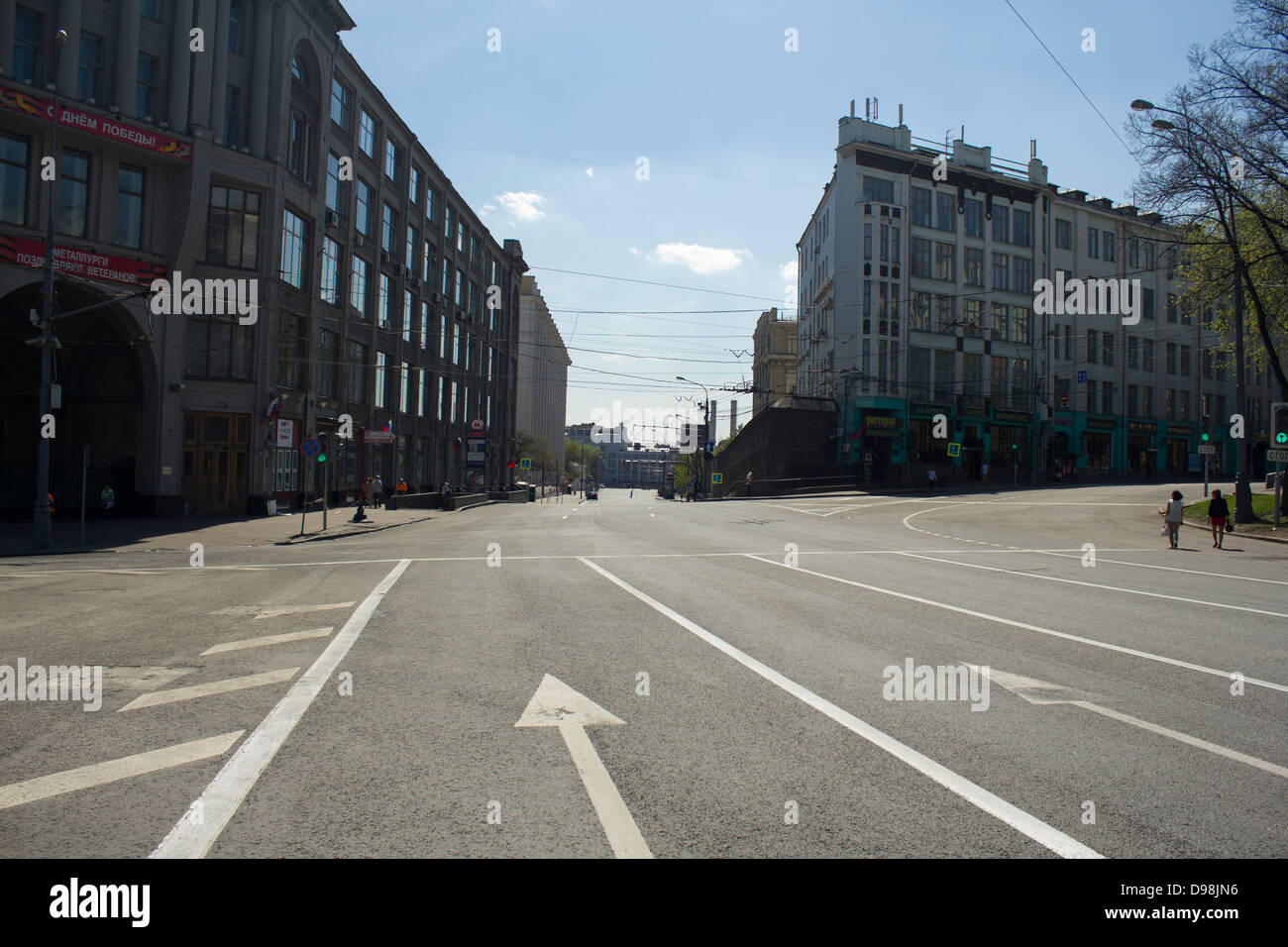 Empty road in the center of Moscow Stock Photo - Alamy