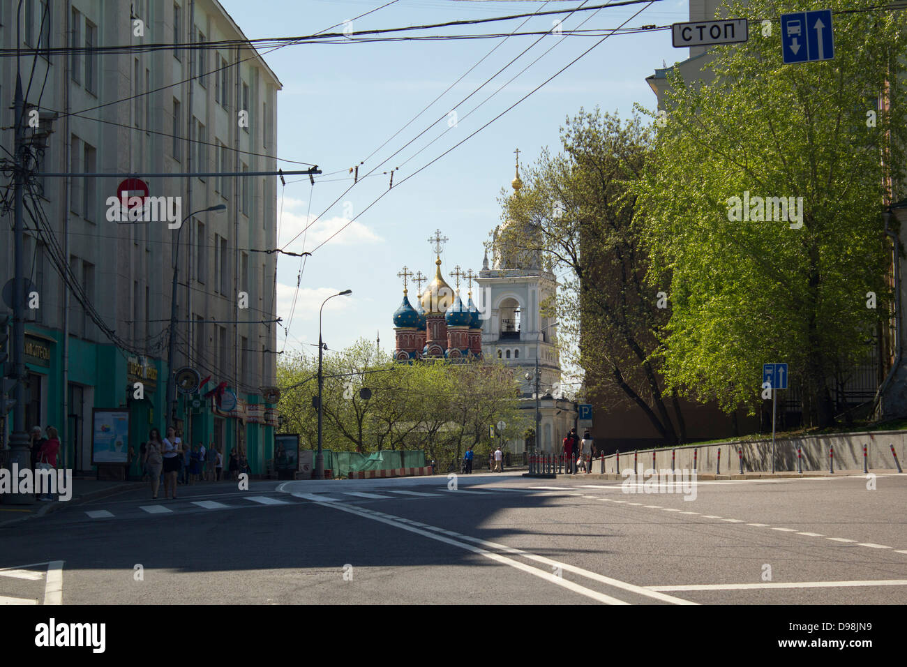 Empty road in the center of Moscow Stock Photo - Alamy