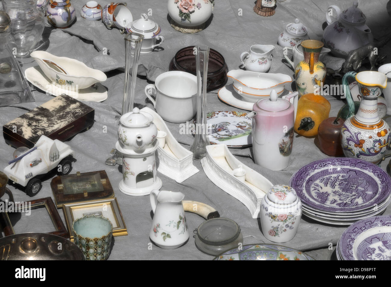Vintage signs antique market hi-res stock photography and images - Alamy