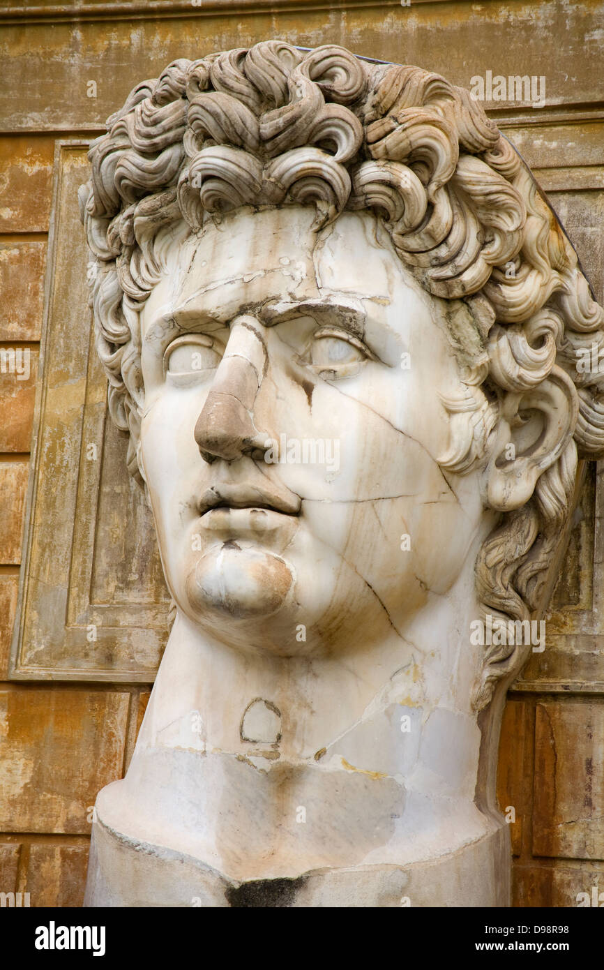 Caesar augustus rome statue hi-res stock photography and images - Alamy