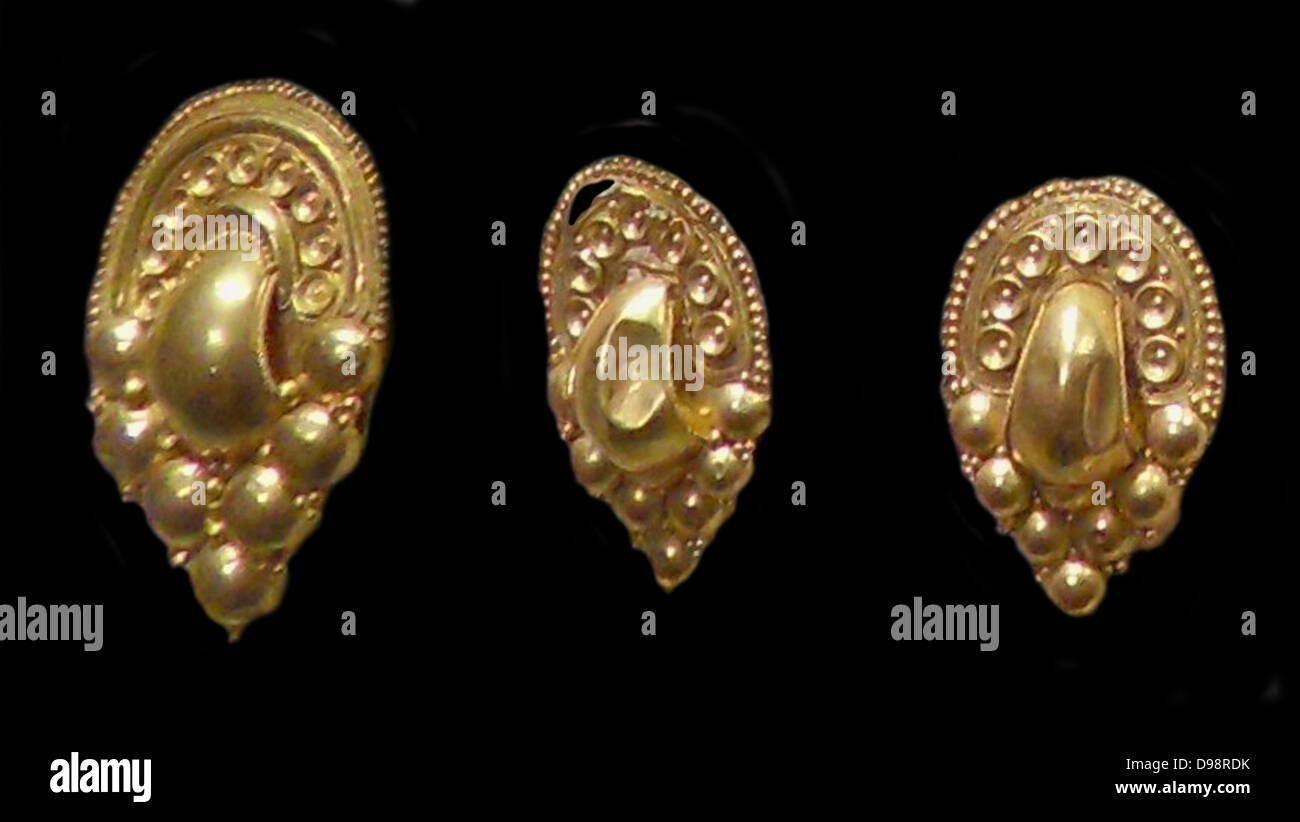 Gold earrings etruscan hi-res stock photography and images - Alamy