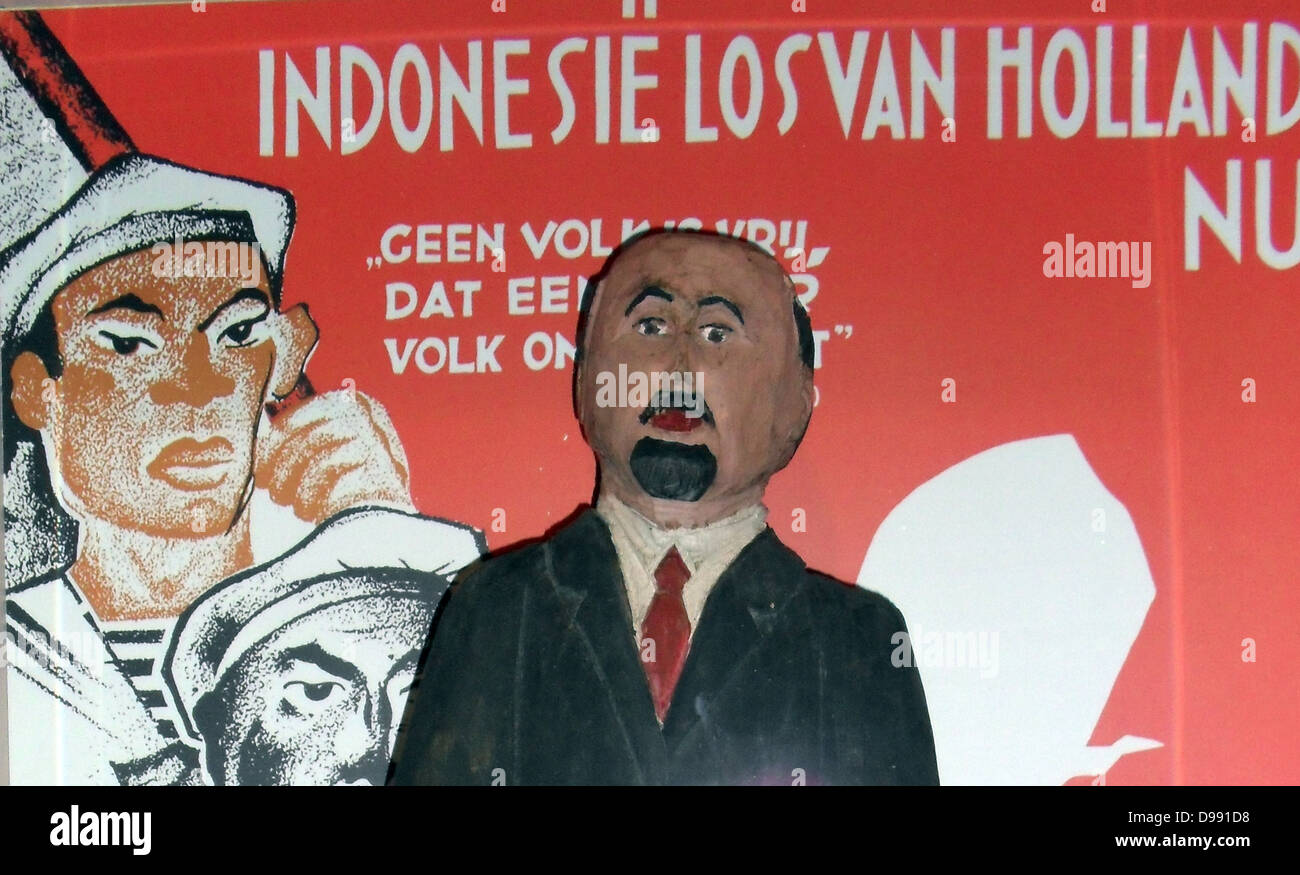 Dutch Communist election poster 1933 with a Polish statue of Lenin in ...