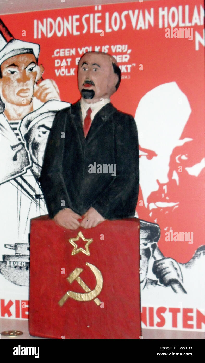 Dutch Communist election poster 1933 with a Polish statue of Lenin in ...