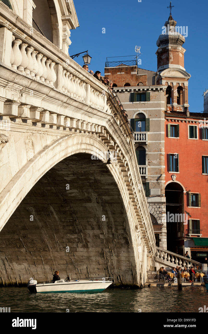 The famous Rialto Bridge spans the Grand Canal between the San Marco ...