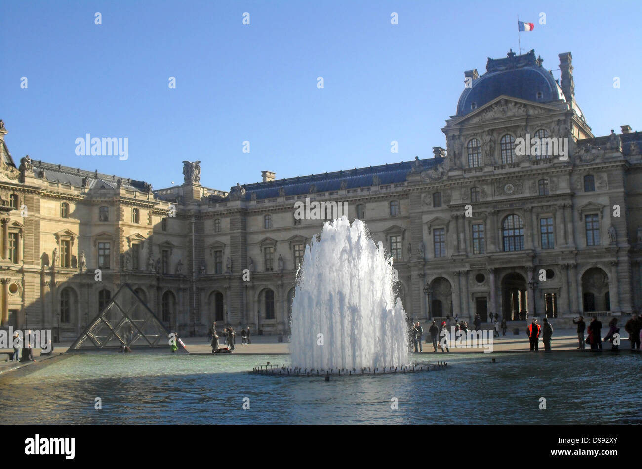Fountain in the Louvre courtyard, Louvre Museum, Paris Stock Photo - Alamy