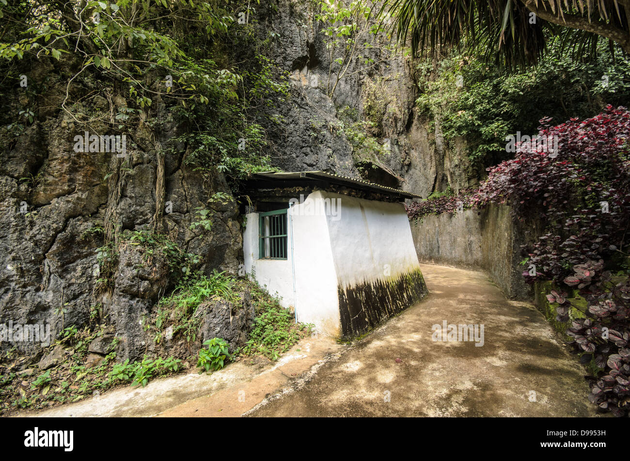 VIENG XAI, Laos — A hidden entrance leads into the Pathet Lao cave ...
