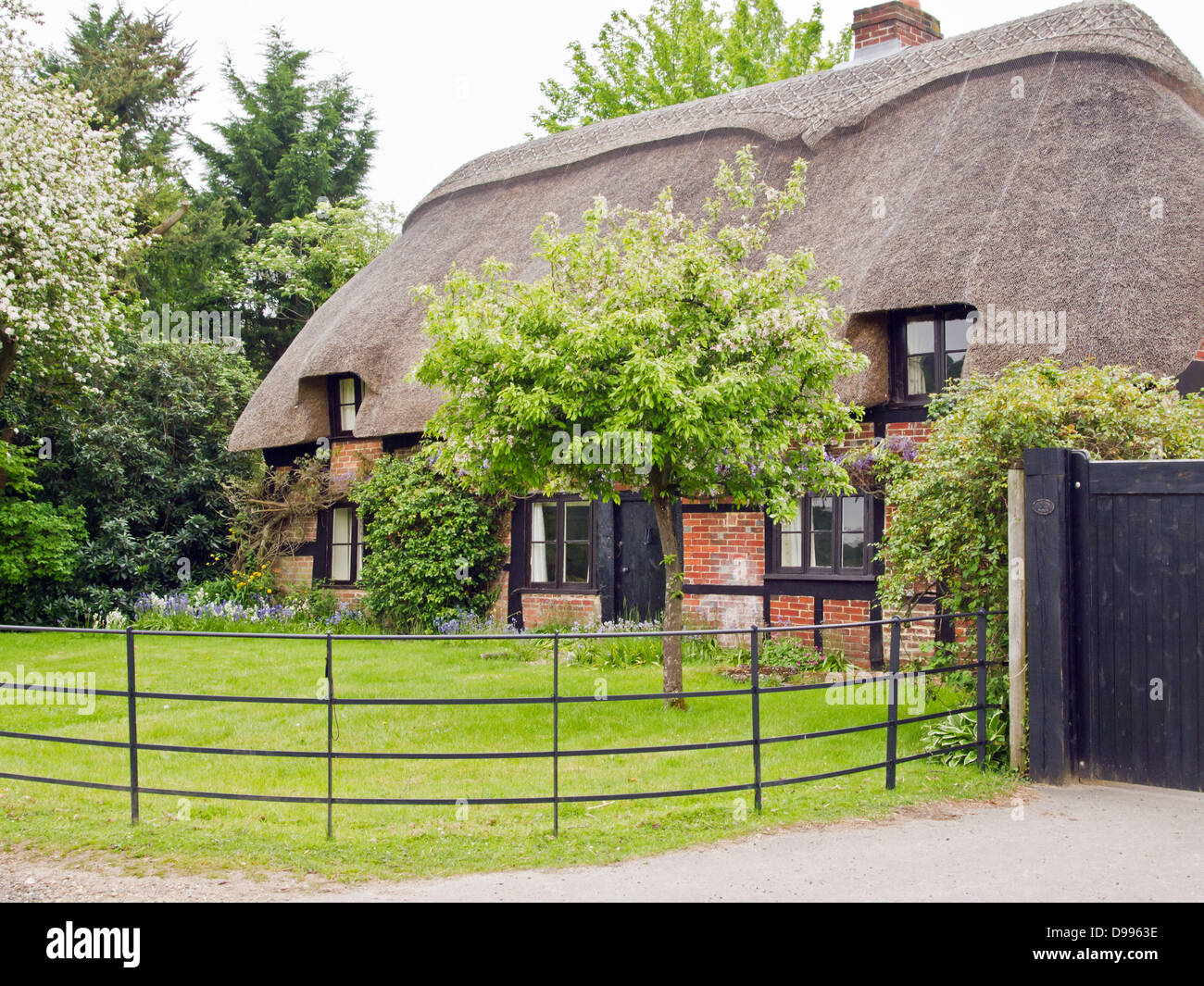 Detached cottage and rural england hi-res stock photography and images ...
