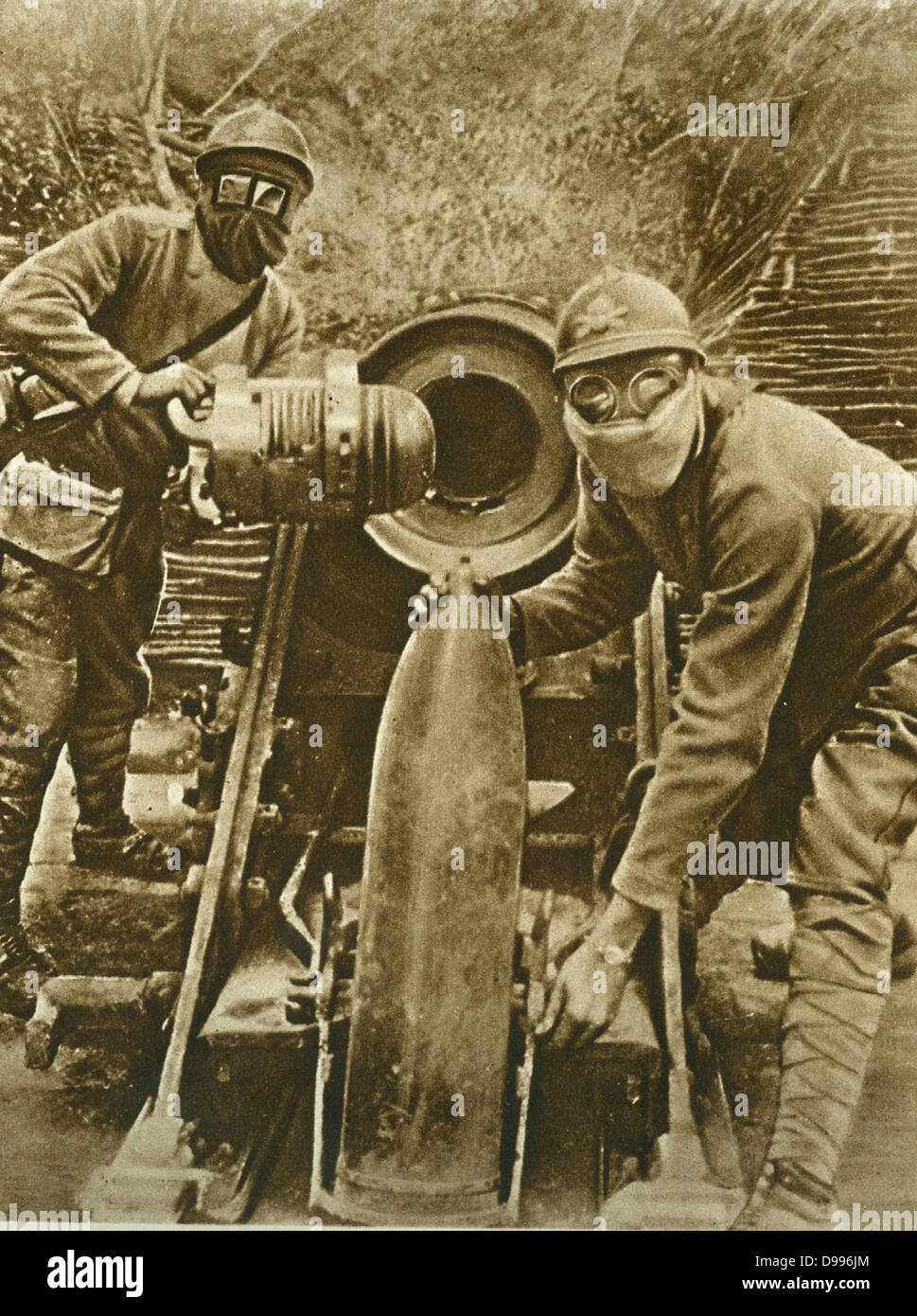 A present for the Boches (the Germans) : Loading a French howitzer ...